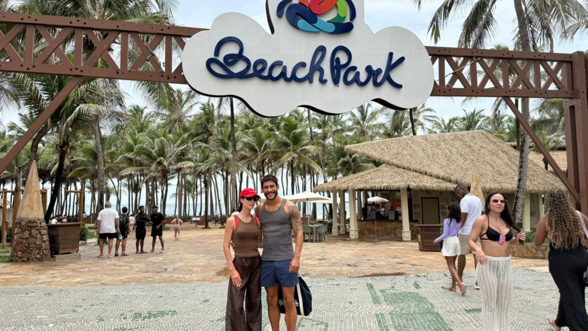 Michelle Barros e Shia curtem dias de descanso no Beach Park